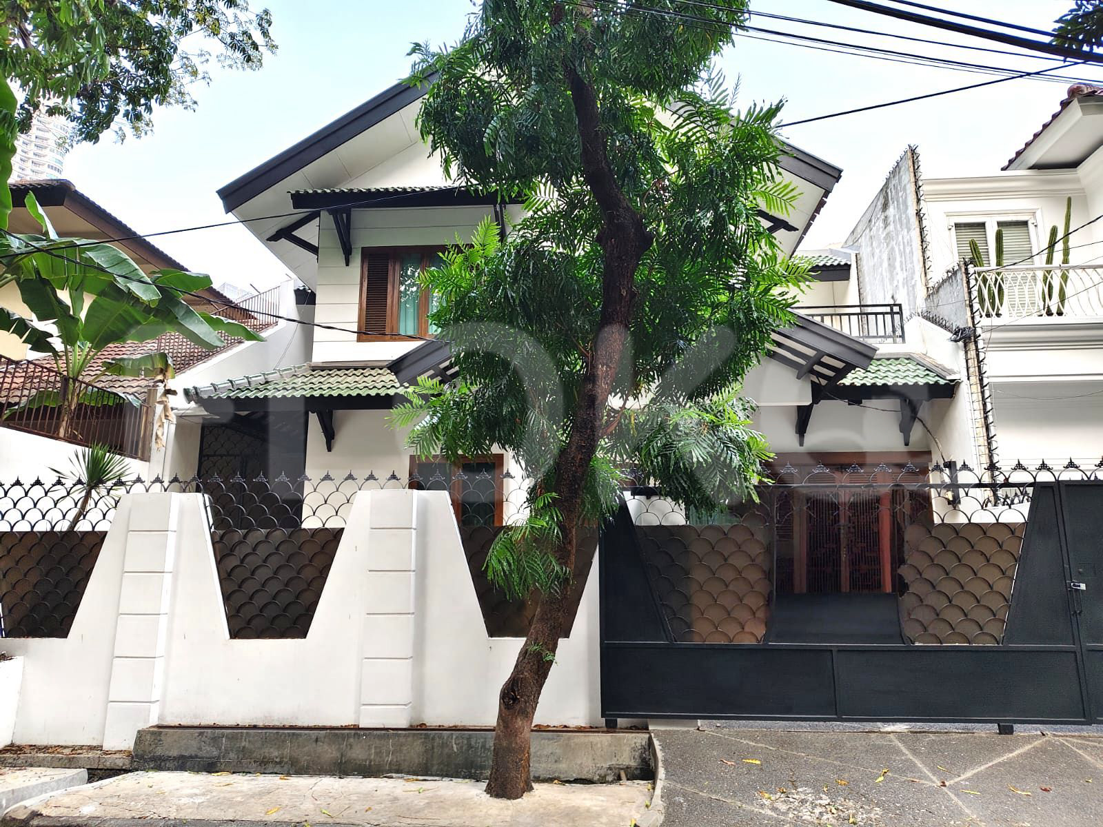 RHA1eb: Sewa Rumah Keluarga di Kuningan dengan Kolam Renang | 2 Lantai